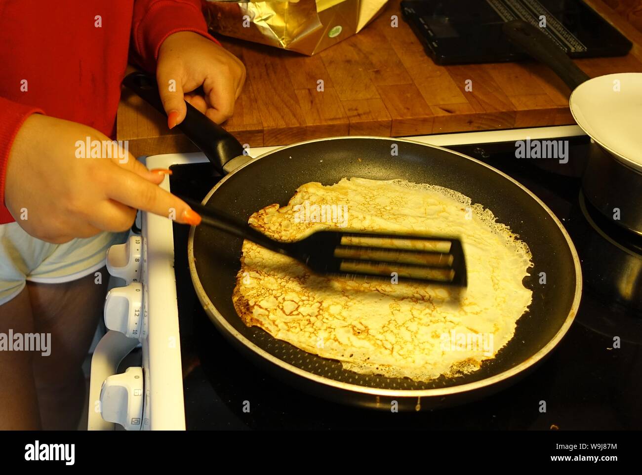 cooking pancakes at home with the family Stock Photo - Alamy