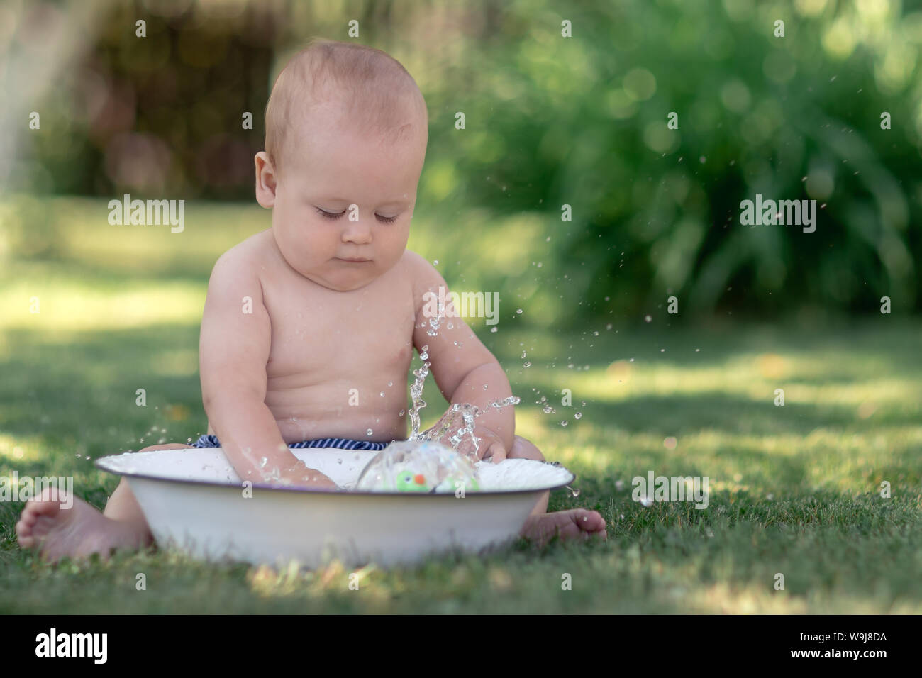 Playing outside hot hi-res stock photography and images - Alamy