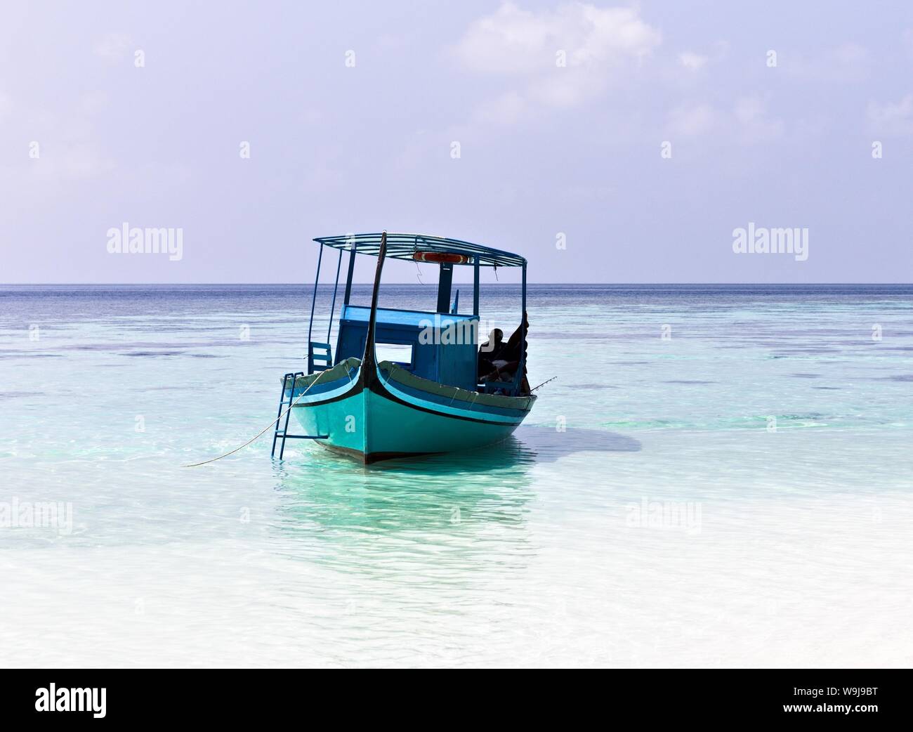 Dhoni traditional maldivian fishing boat hi-res stock photography and ...