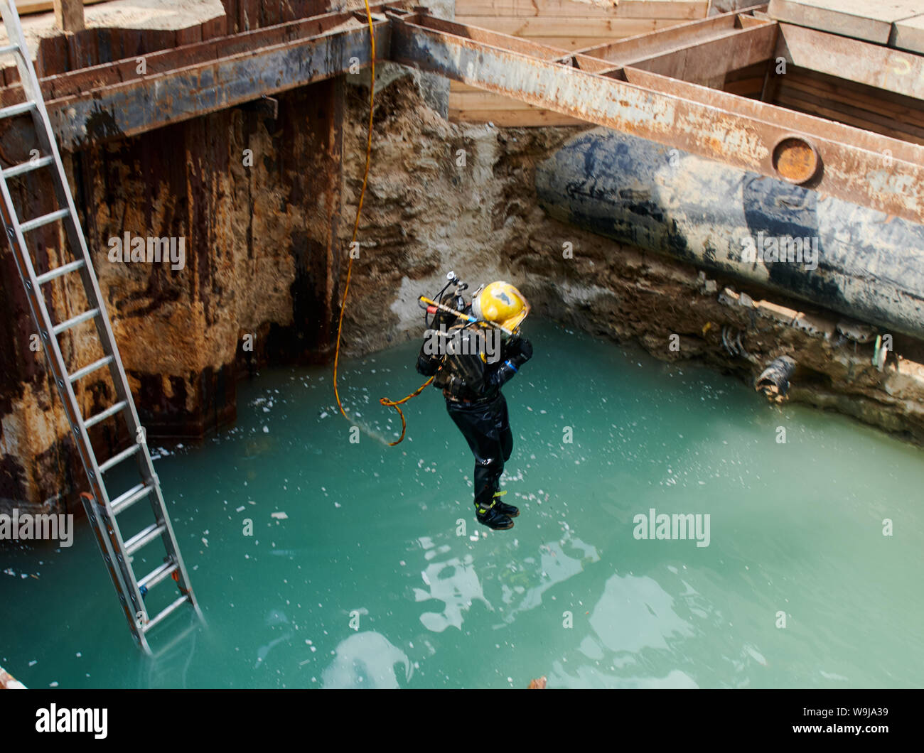 Berlin, Germany. 14th Aug, 2019. A professional diver jumps into a ...