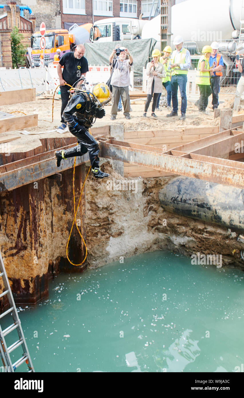 Berlin, Germany. 14th Aug, 2019. Professional diver Sven jumps into a ...