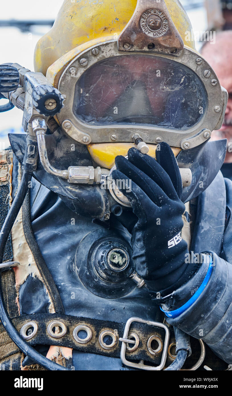 Berlin, Germany. 14th Aug, 2019. Professional diver Sven prepares to ...