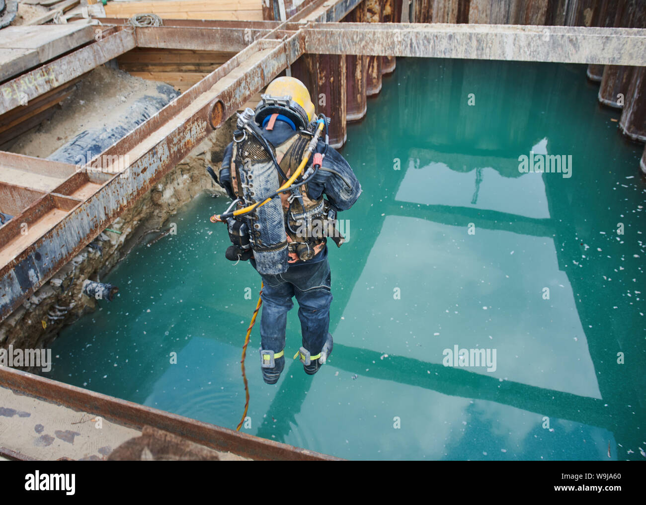 Berlin, Germany. 14th Aug, 2019. Professional diver Sven jumps into a ...