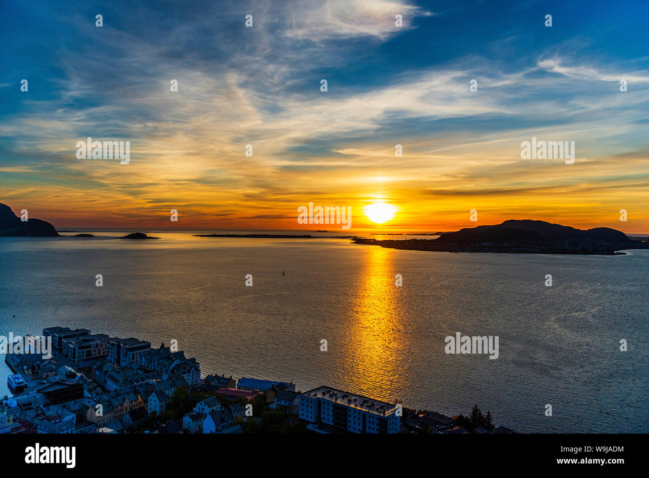 Alesund aerial view from Fjellstua Viewpoint in a sunny spring evening ...