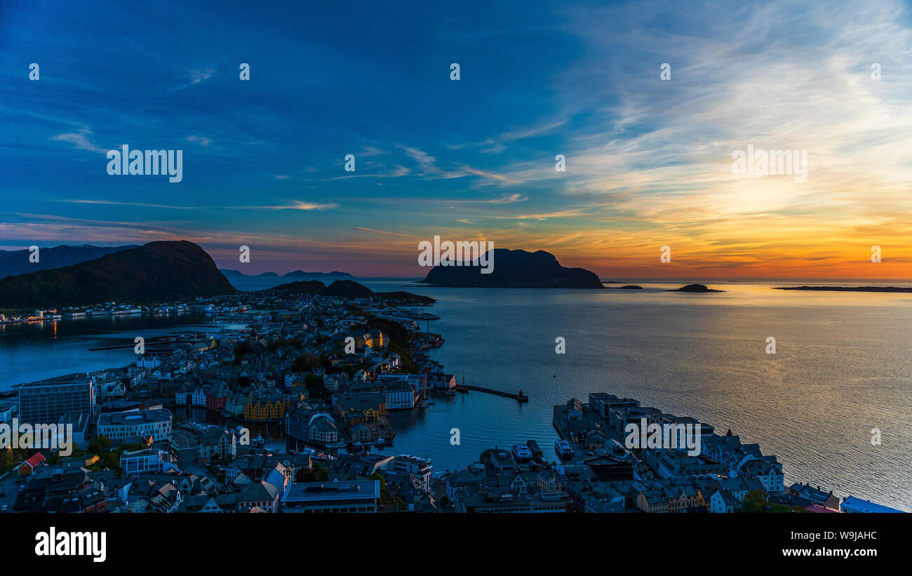 Alesund aerial view from Fjellstua Viewpoint in a sunny spring evening ...