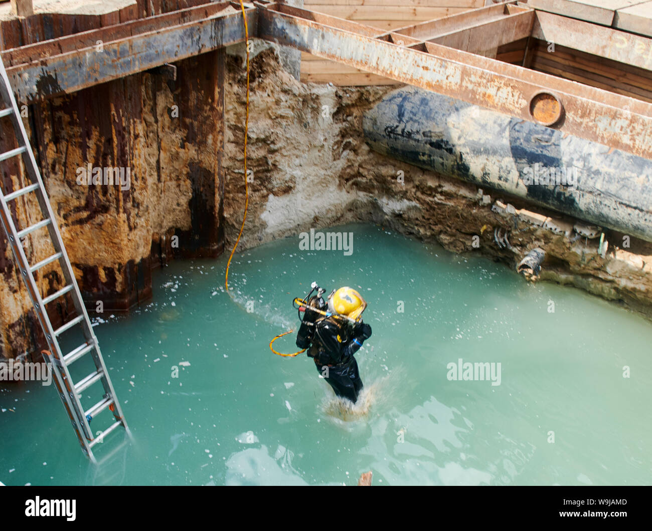 Berlin, Germany. 14th Aug, 2019. A professional diver jumps into a ...