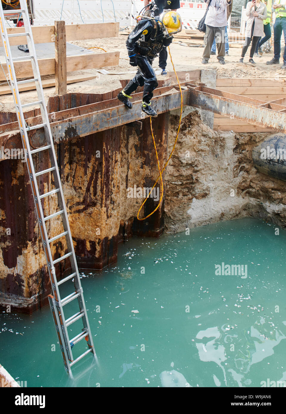 Berlin, Germany. 14th Aug, 2019. A professional diver jumps into a ...