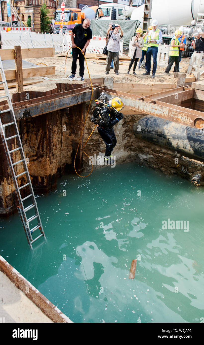 Berlin, Germany. 14th Aug, 2019. A professional diver jumps into a ...