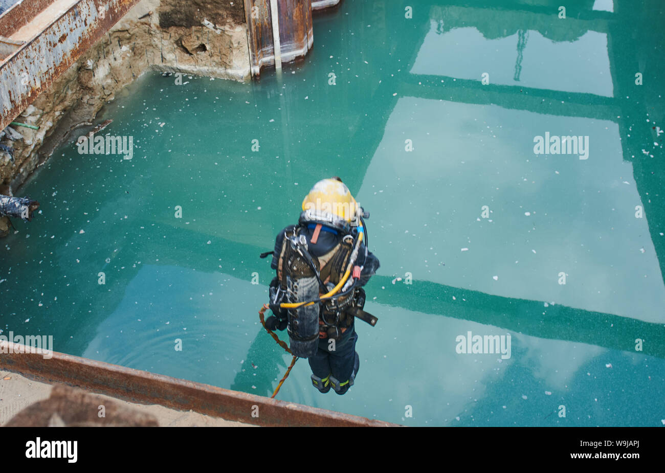 Berlin, Germany. 14th Aug, 2019. A professional diver jumps into a ...