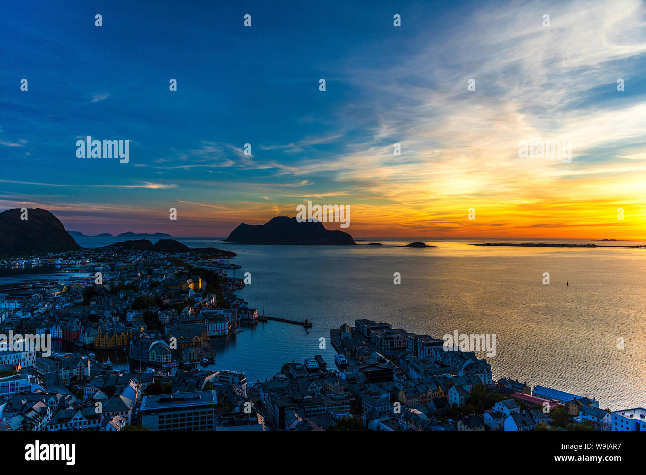 Alesund aerial view from Fjellstua Viewpoint in a sunny spring evening ...