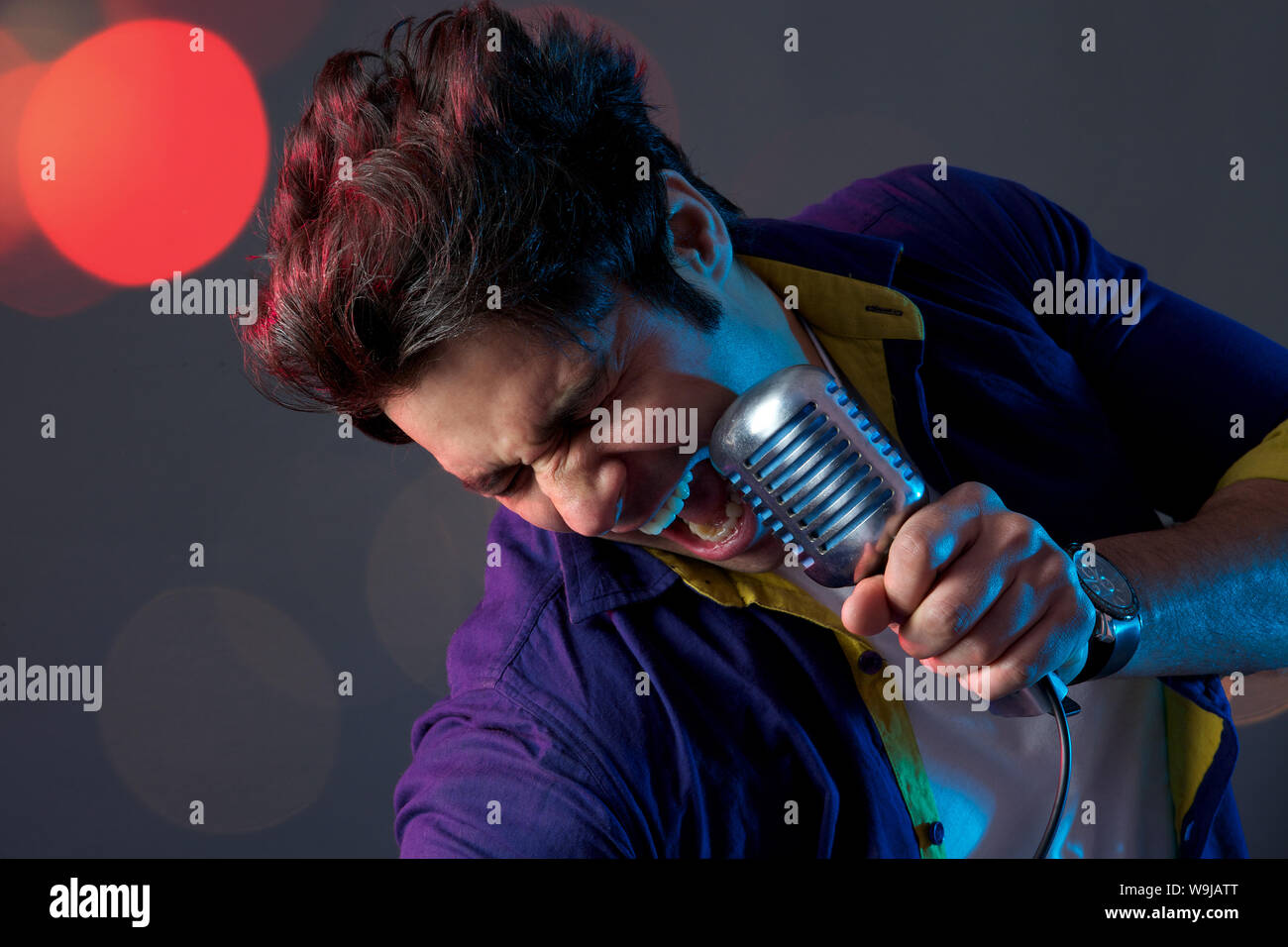 Singer singing microphone hi-res stock photography and images - Alamy