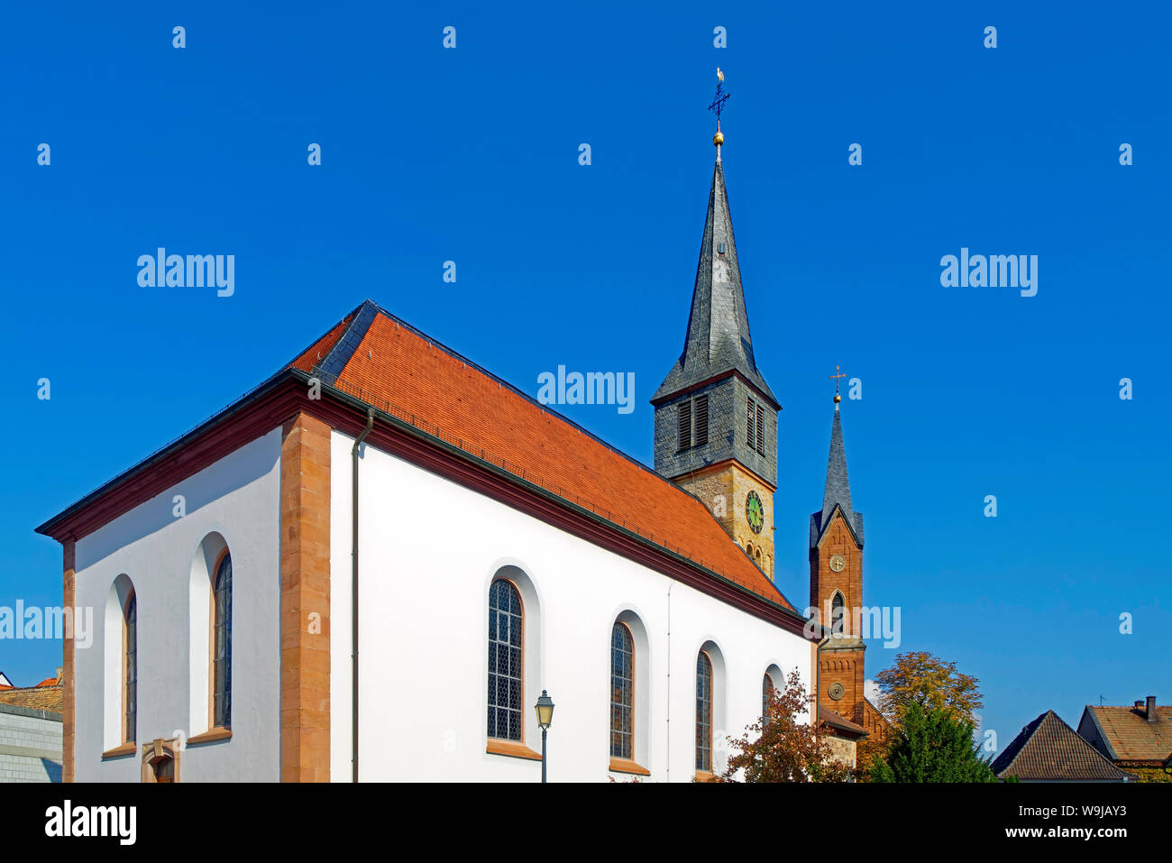 Protestantische Kirche, Katholische Kirche St. Laurentius Stock Photo ...