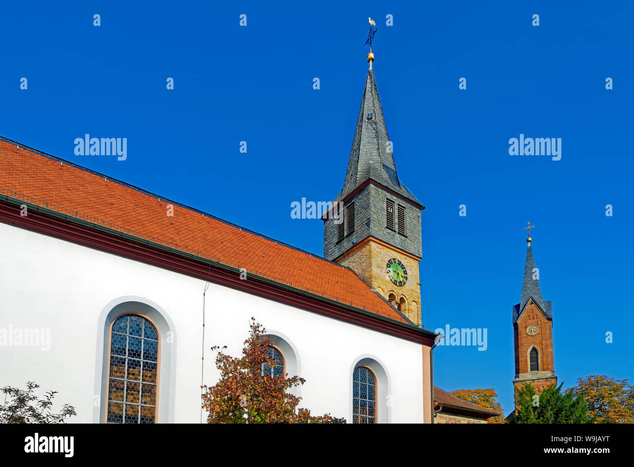 Protestantische Kirche, Katholische Kirche St. Laurentius Stock Photo ...