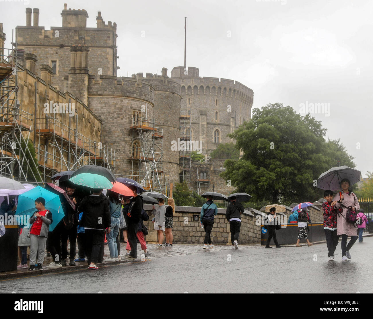 Tourists in Windsor, Berkshire, shelter from the rain Stock Photo - Alamy