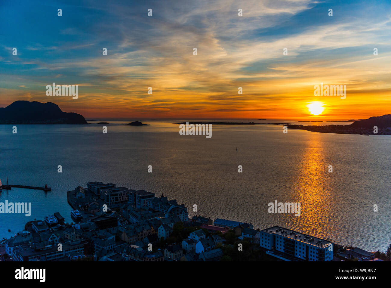Alesund aerial view from Fjellstua Viewpoint in a sunny spring evening ...