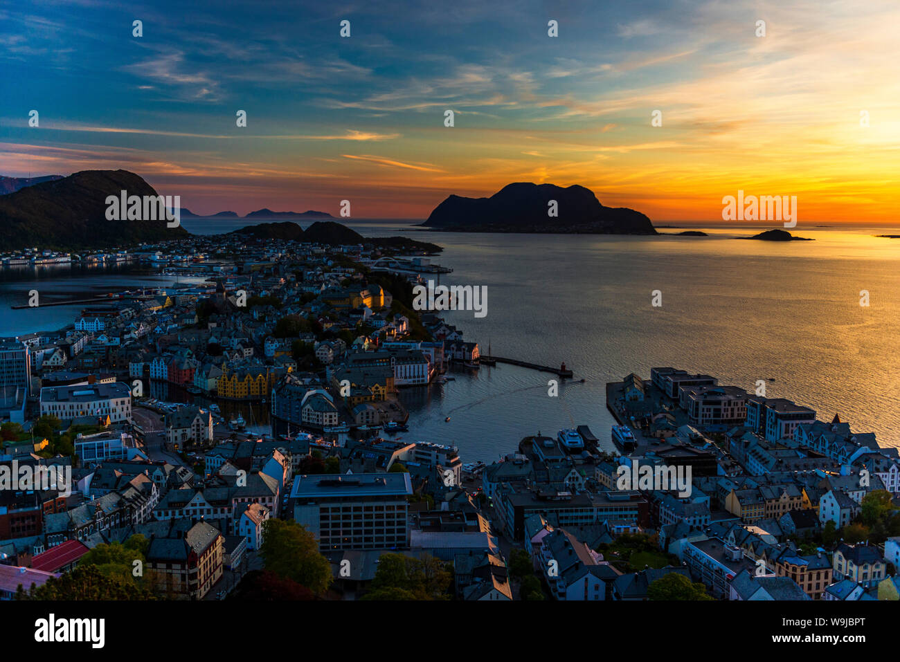 Alesund aerial view from Fjellstua Viewpoint in a sunny spring evening ...