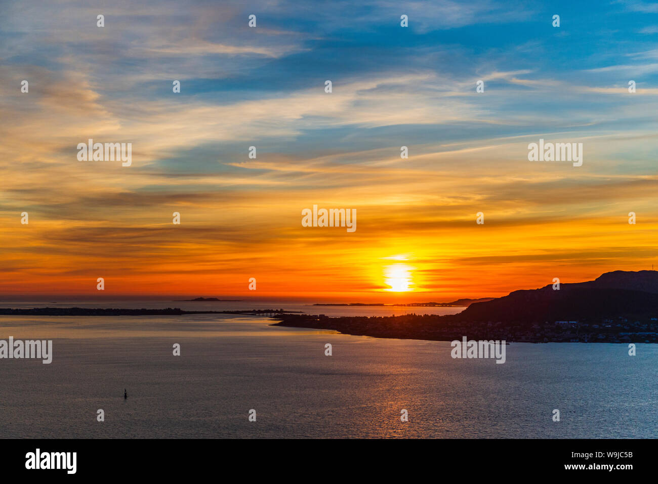 Alesund aerial view from Fjellstua Viewpoint in a sunny spring evening ...