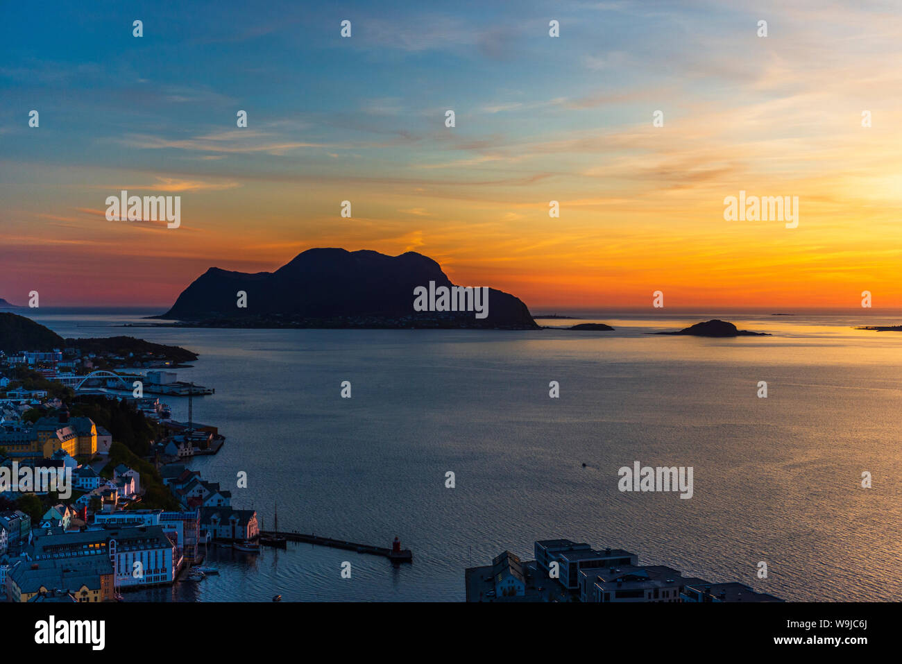 Alesund aerial view from Fjellstua Viewpoint in a sunny spring evening ...