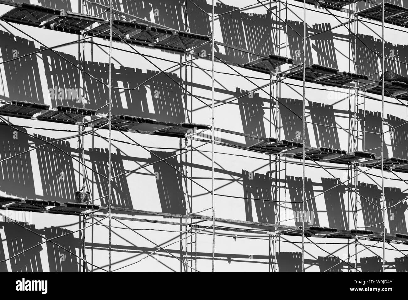 Old house scaffolding Black and White Stock Photos & Images - Alamy