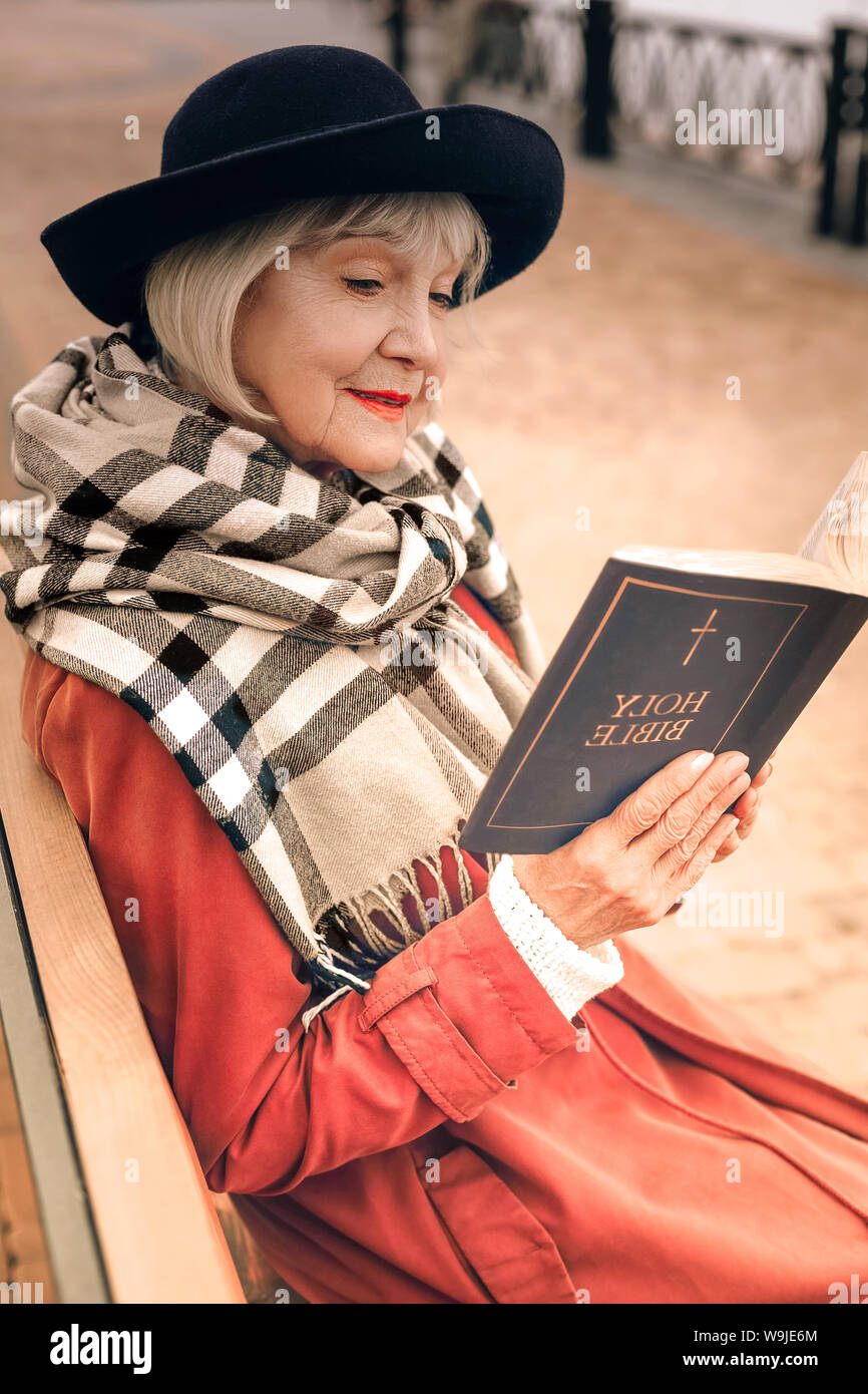 Stick person reading book hi-res stock photography and images - Alamy