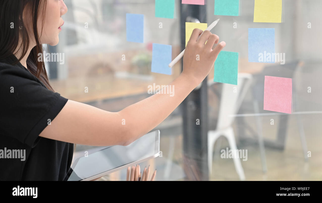 Sticky note paper reminder young woman share idea on sticky note ...