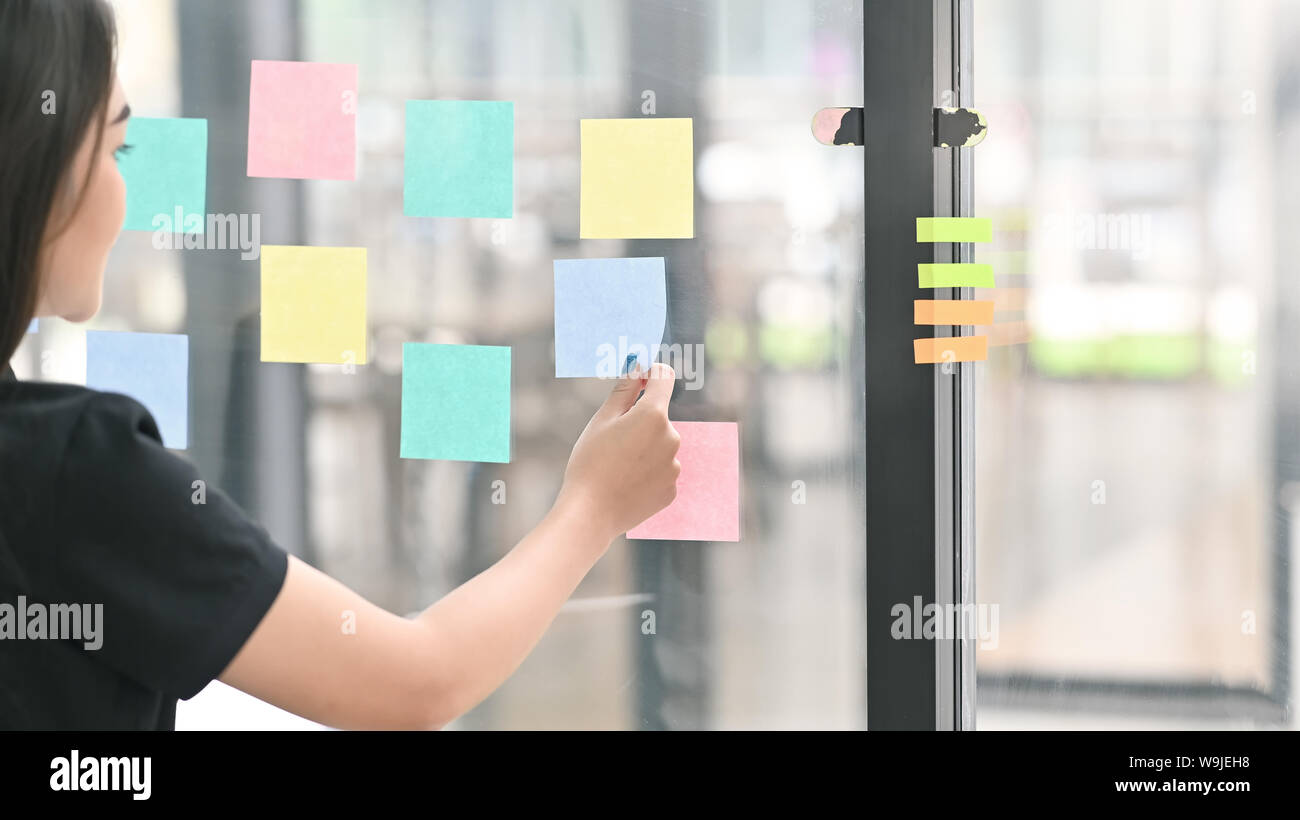 Sticky note paper reminder young woman share idea on sticky note ...