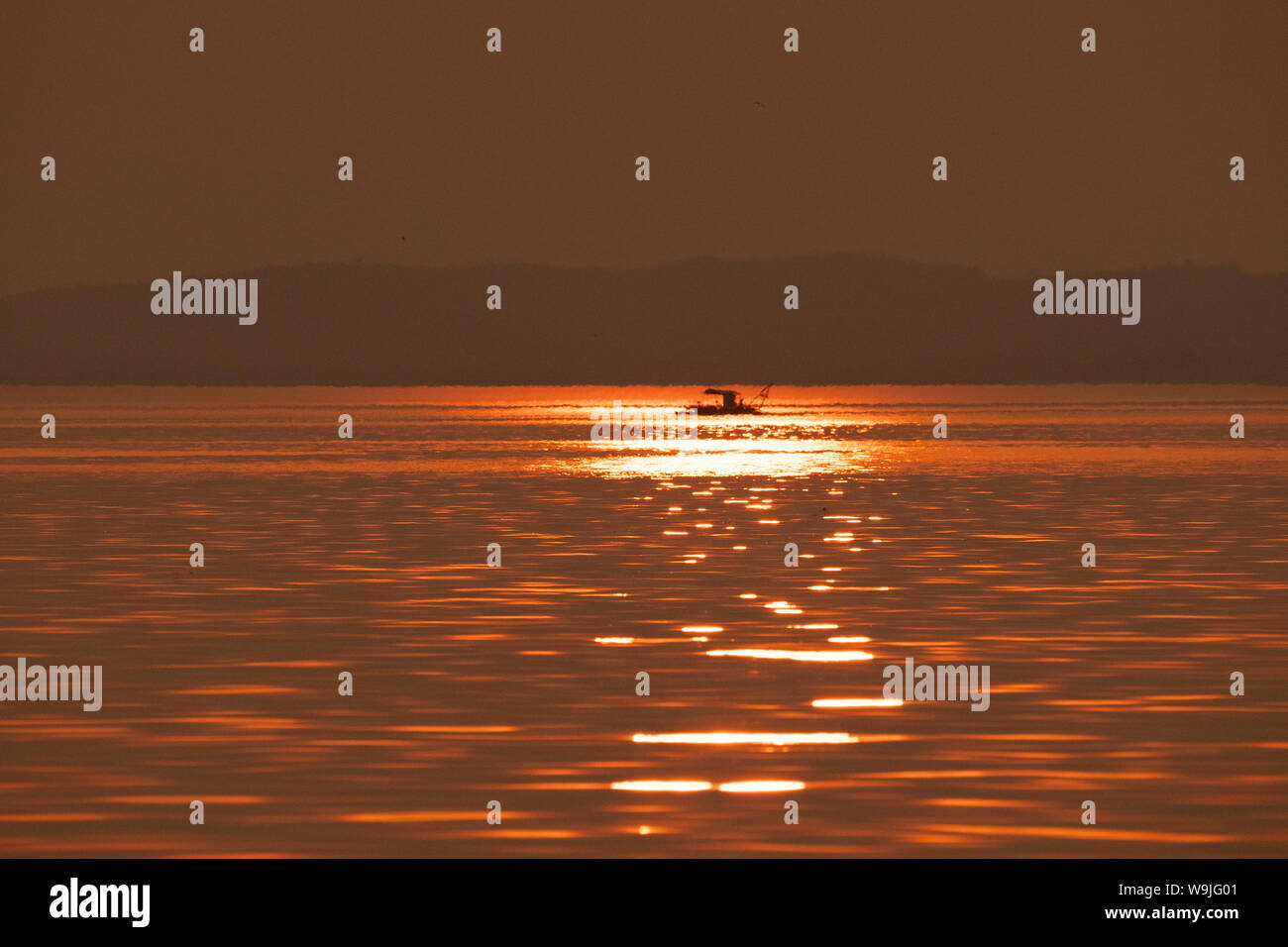Golden African Sun set over Lake Kariba, Zimbabwe Stock Photo - Alamy