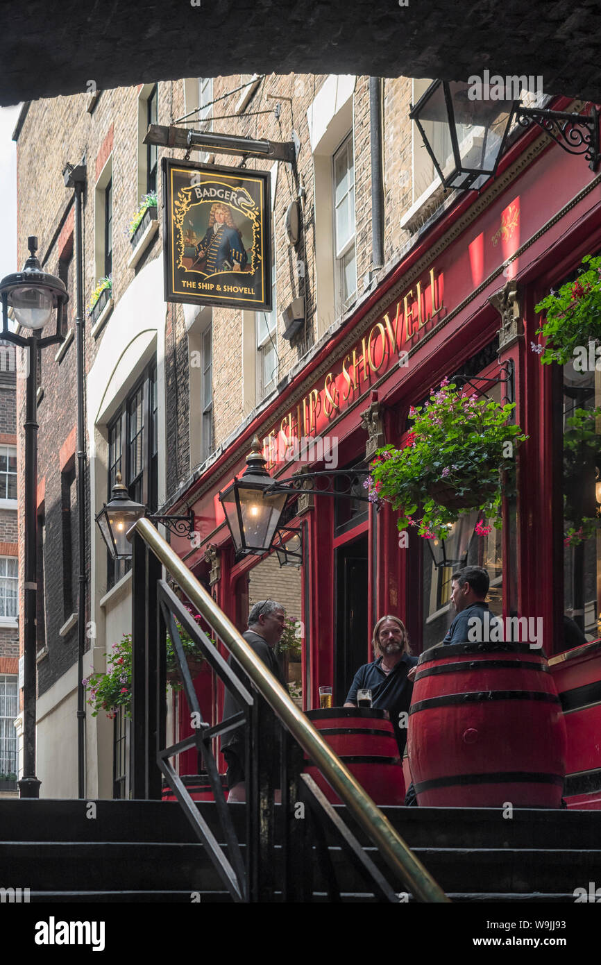 The ship pub sign hi-res stock photography and images - Alamy