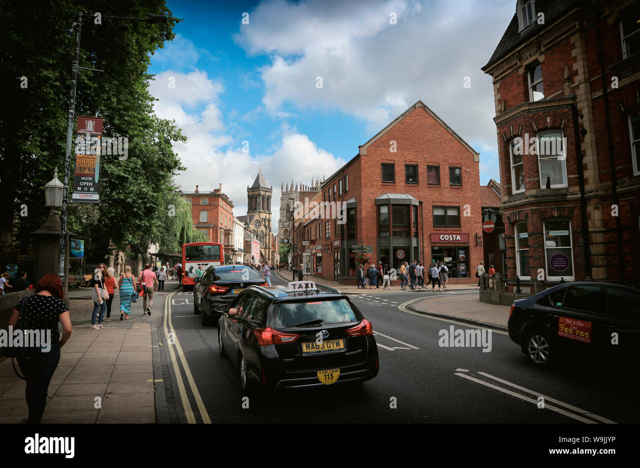 Beautiful english streets buildings hi-res stock photography and images ...