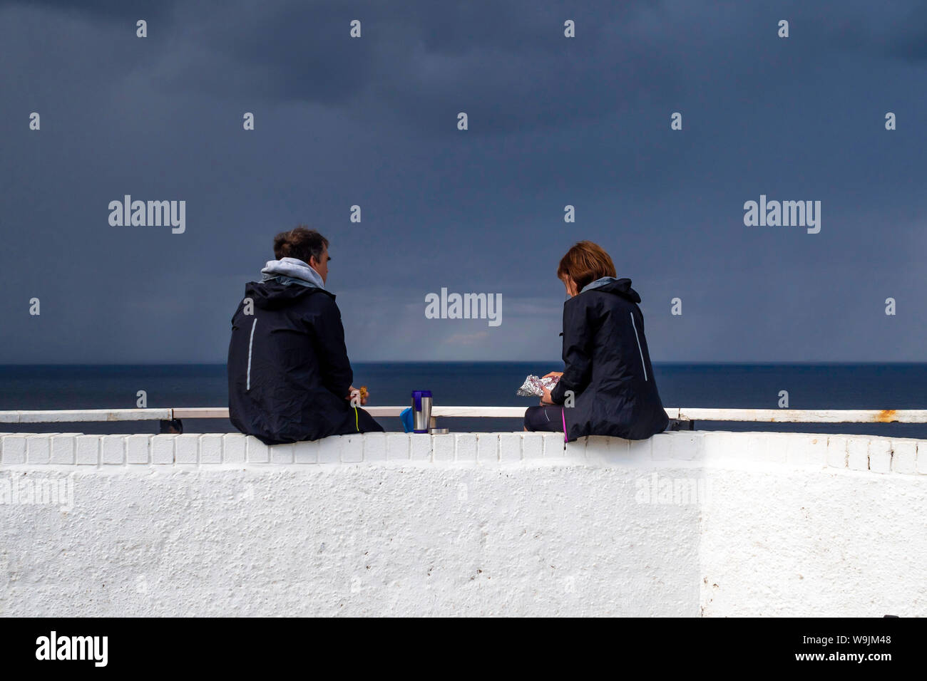 Cliff top picnic woman hi-res stock photography and images - Alamy