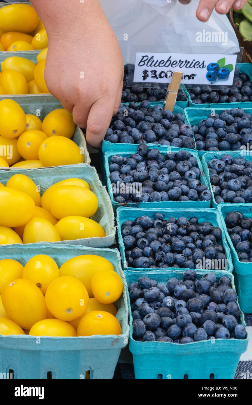Blueberries in a box hi-res stock photography and images - Alamy