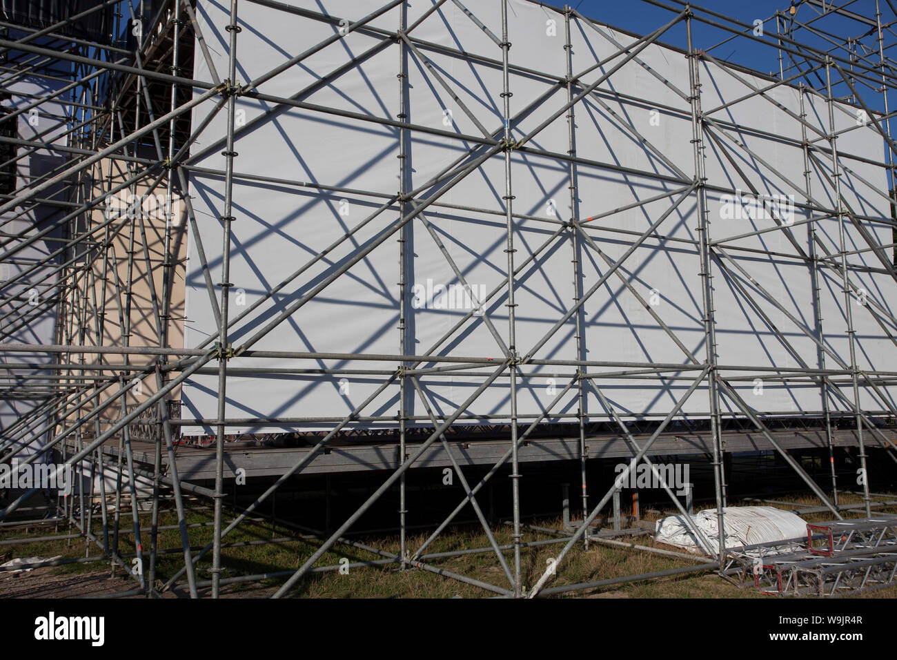 Scaffold construction view concert hi-res stock photography and images ...