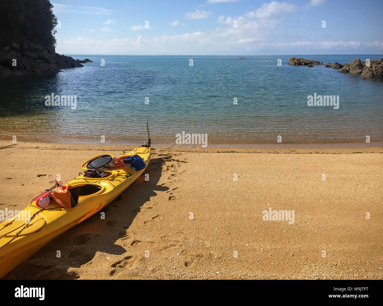 Empty canoe on shore cloud hi-res stock photography and images - Alamy