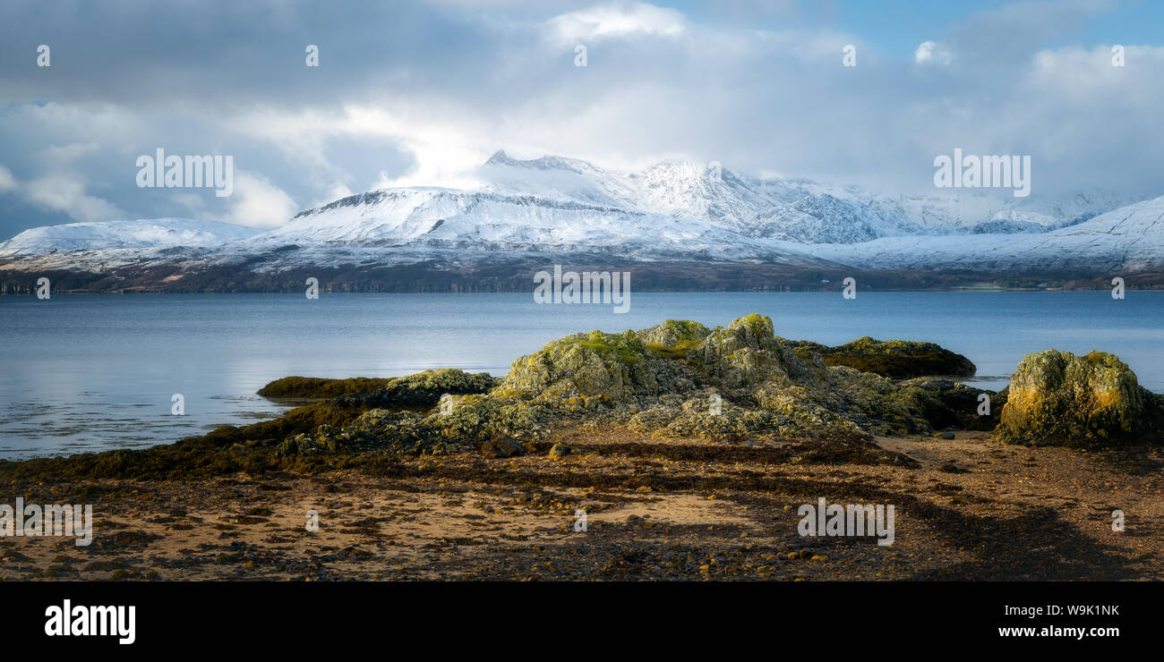 Cuillin Mountain range in the snow from Ord Beach, Isle of Skye, Inner ...