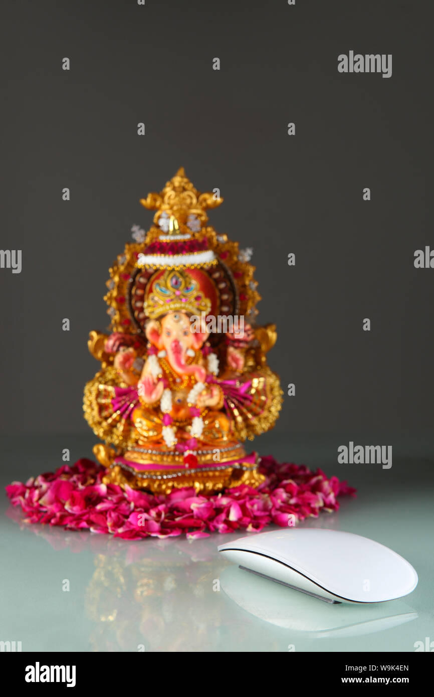 Computer mouse dipticing mount of Lord Ganesha Stock Photo - Alamy