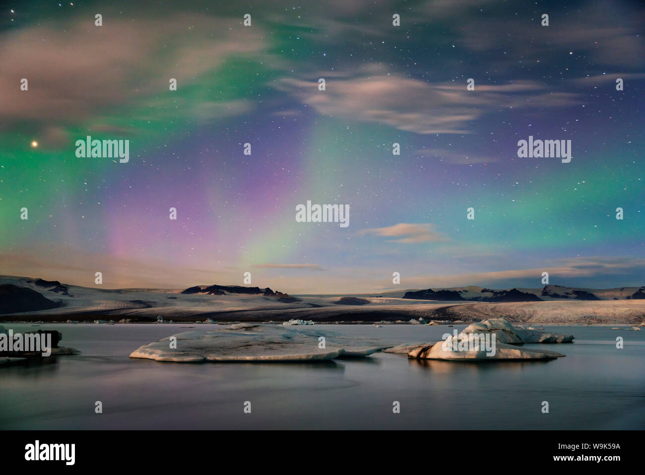 Aurora borealis (Northern Lights) over Jokulsarlon Glacial Lagoon ...