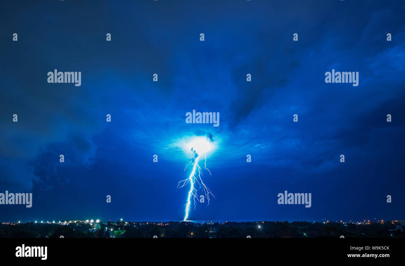 Horizontal Lightning High Resolution Stock Photography and Images - Alamy