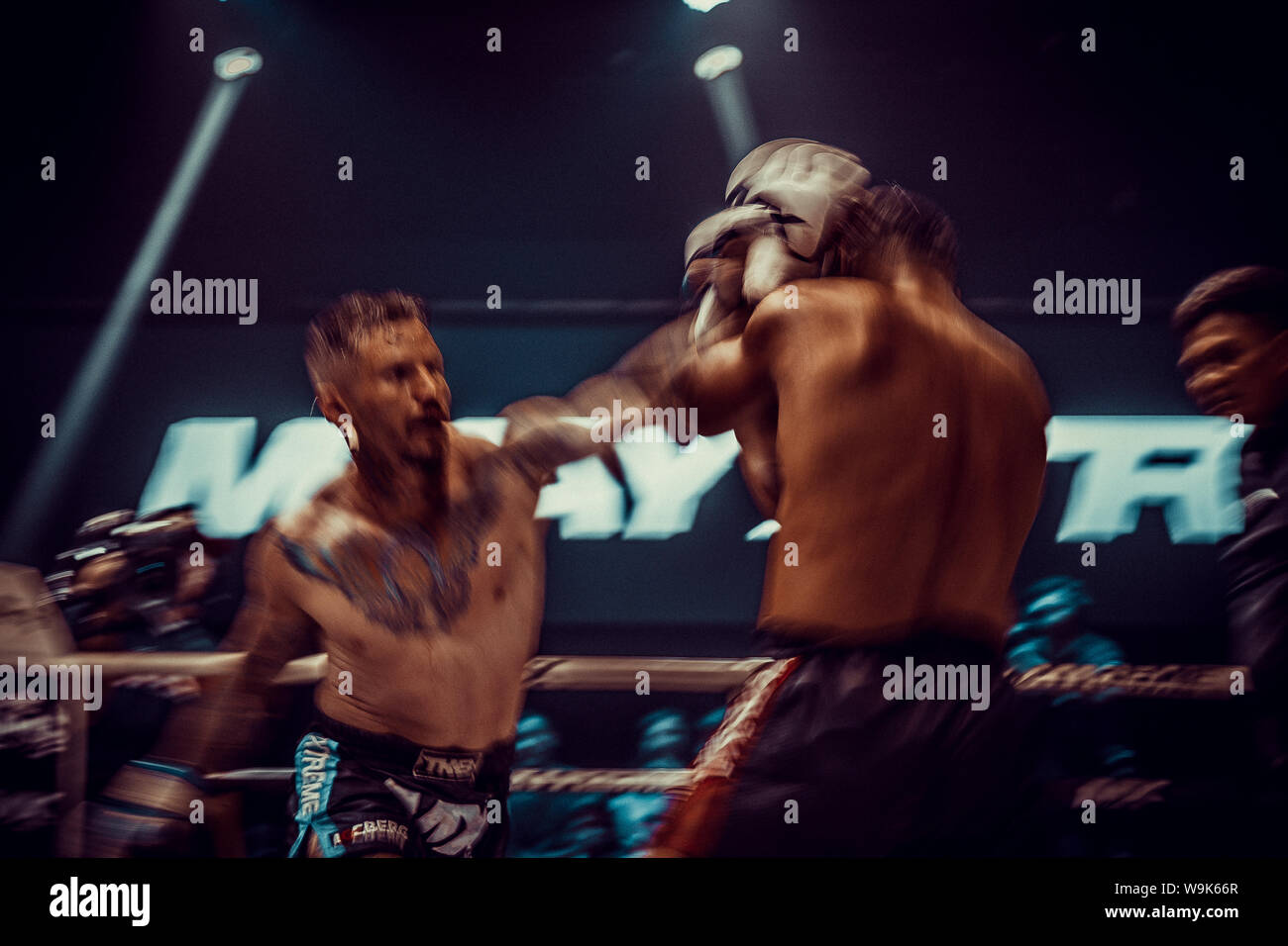 Muay thai fighting in Bangkok in Thailand Stock Photo - Alamy