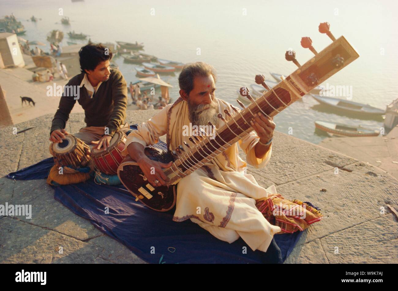 Tabla and sitar hi-res stock photography and images - Alamy