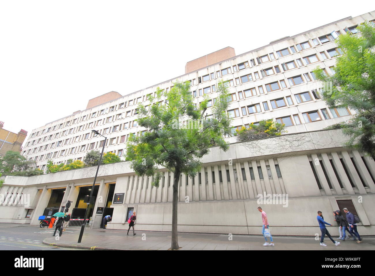 Wellington barracks hi-res stock photography and images - Alamy