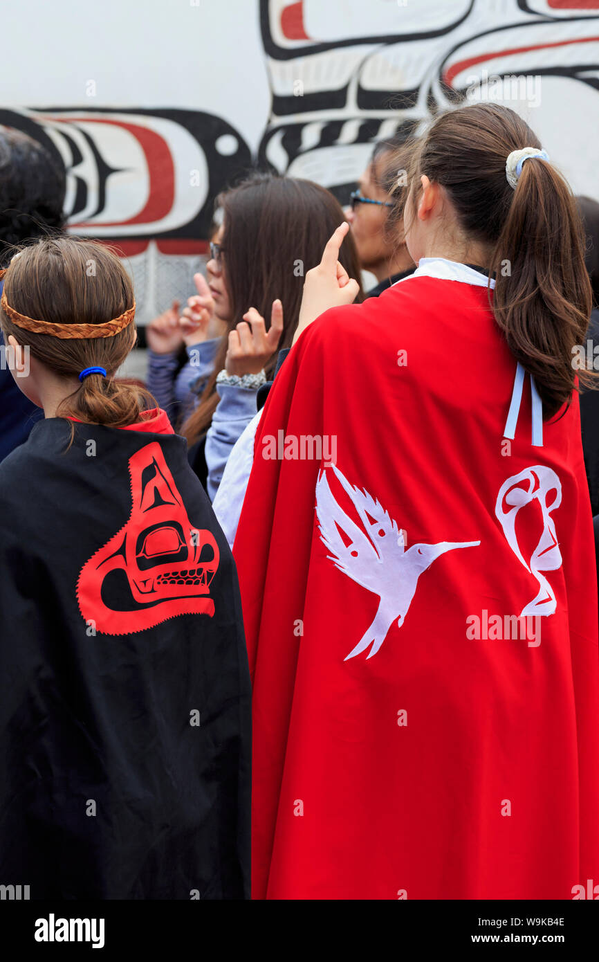 First nations dancers hi-res stock photography and images - Alamy