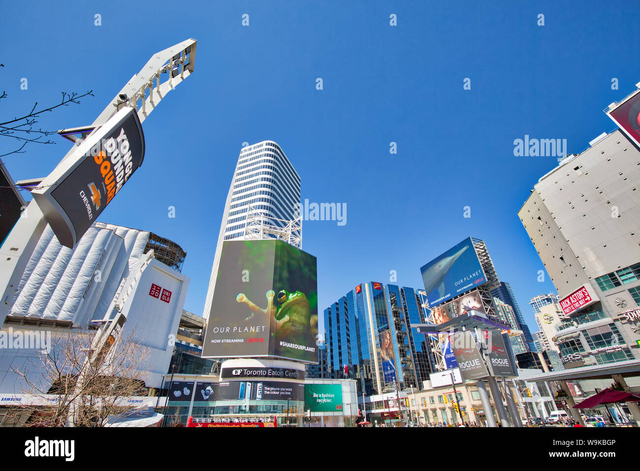 Dundas street toronto sign hi-res stock photography and images - Alamy