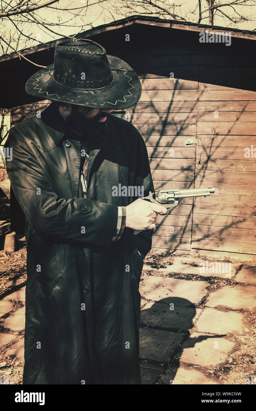 Aiming cowboy revolver hi-res stock photography and images - Alamy