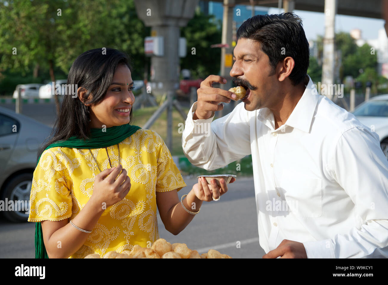 Couple eating panipuri at the roadside Stock Photo - Alamy
