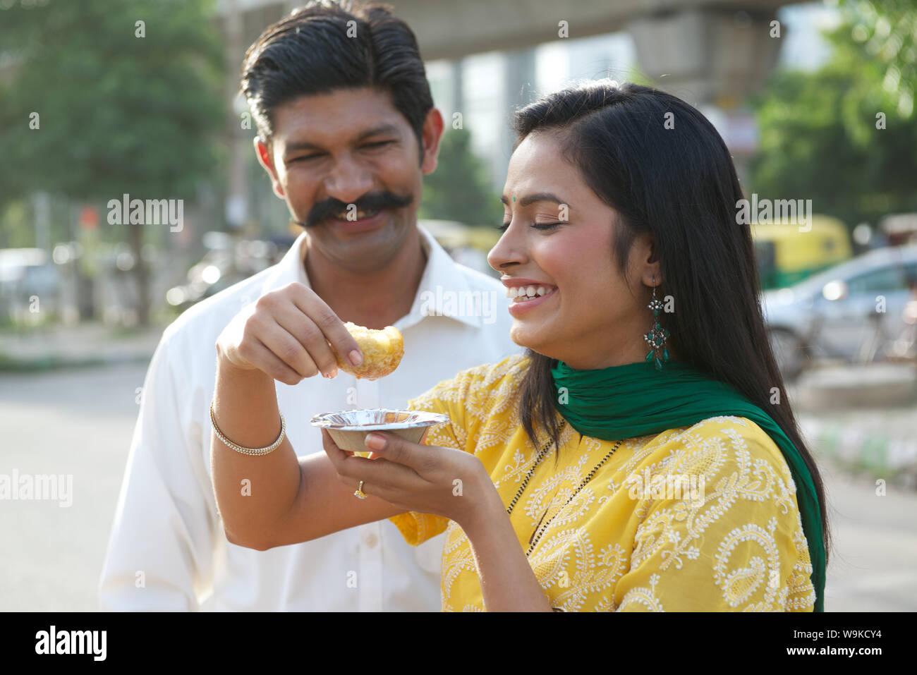 Couple eating panipuri at the roadside Stock Photo - Alamy