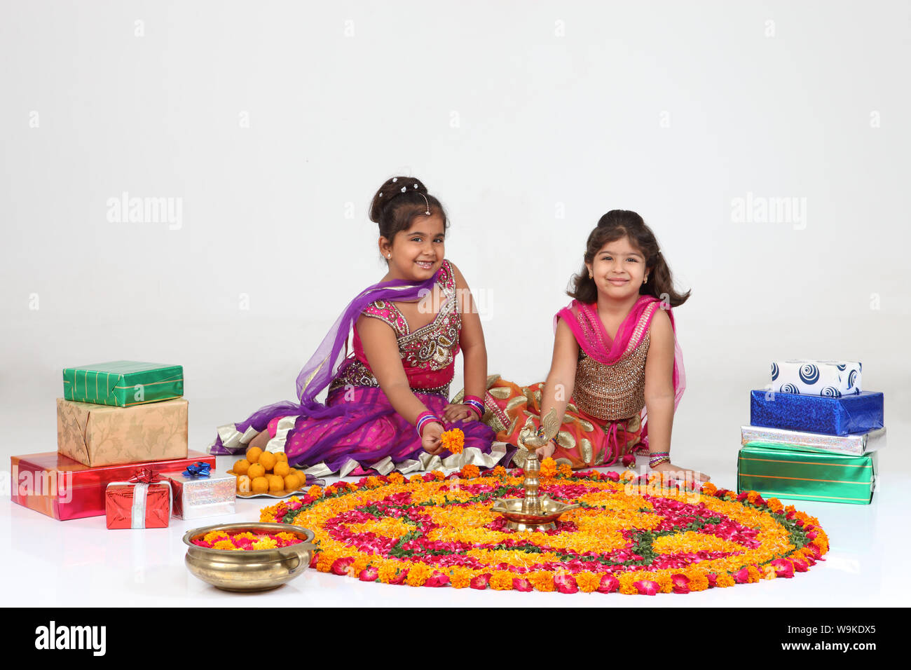 Indian girls making rangoli hi-res stock photography and images - Alamy