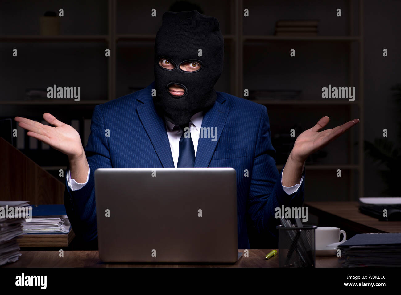 Employee stealing data computer hi-res stock photography and images - Alamy