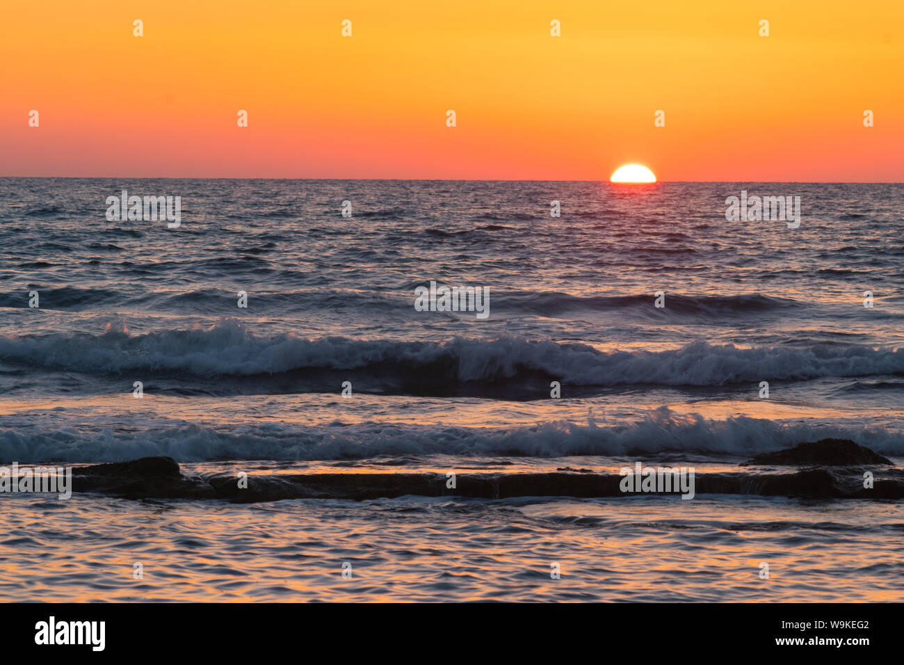 Reflection red orange sunset wave hi-res stock photography and images ...