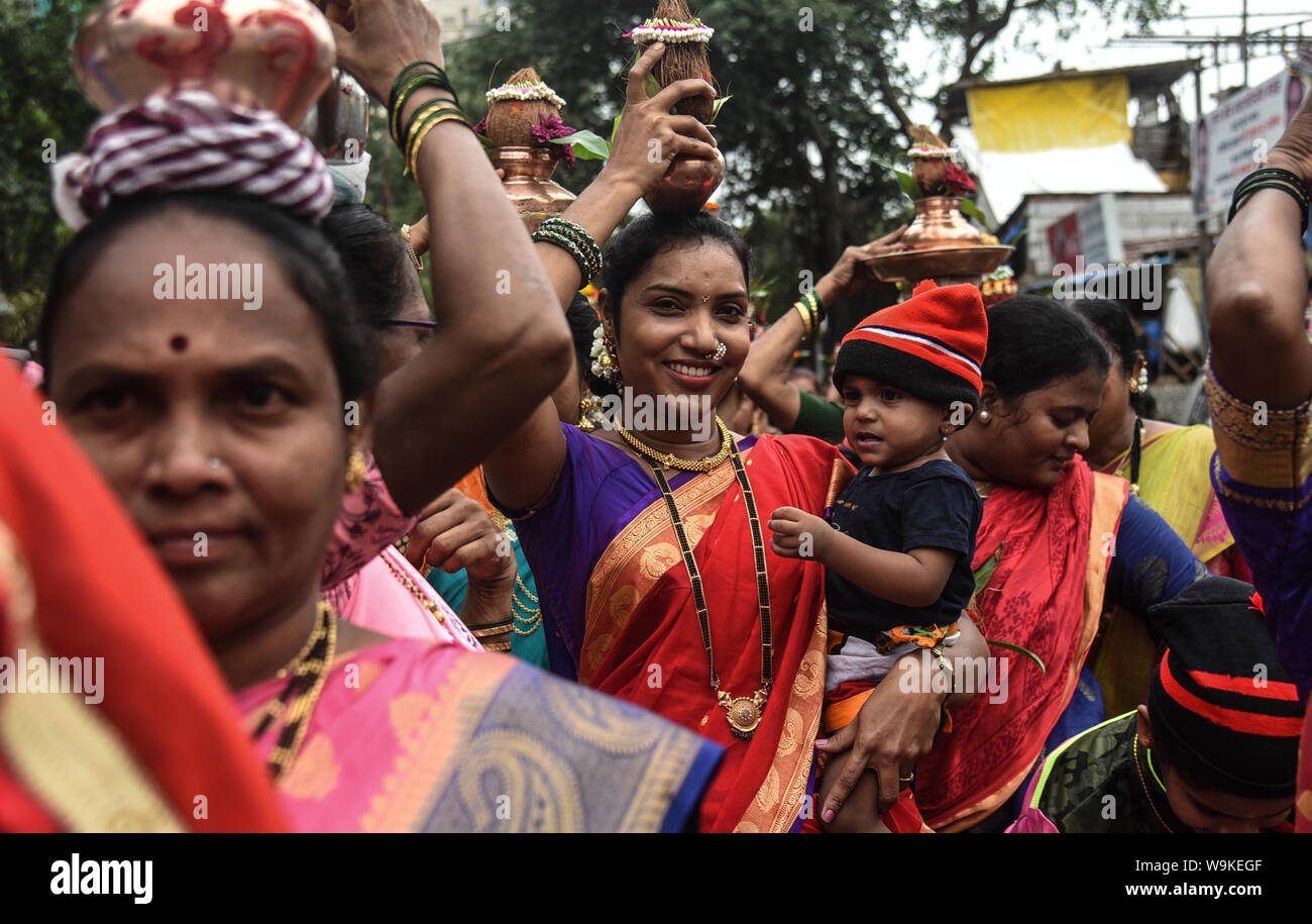 Koli fisherwomen mumbai hi-res stock photography and images - Alamy