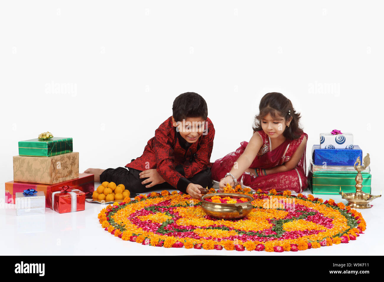 Indian girls making rangoli hi-res stock photography and images - Alamy